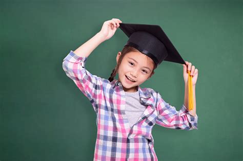 졸업 모자를 쓰고 행복한 학생 소녀 녹색 칠판 배경에 격리 아이에 대한 스톡 사진 및 기타 이미지 아이 어린 시절 학사모 Istock
