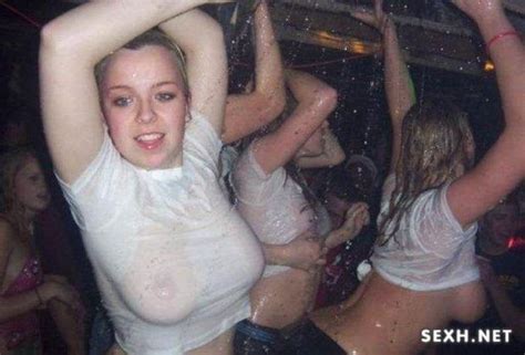 Пьяненькие девчонки разделись в клубе Pic