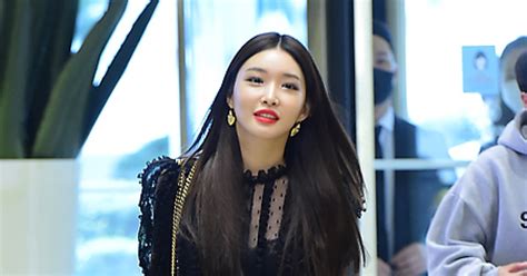 청하 올블랙룩에 레드립 포인트 바비인형 자태 [md화보]