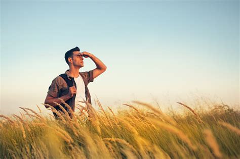 잘생긴 백인 남자 풀밭에 그의 어깨에는 배낭 풍경을 보고 여행가 서 관광 개념입니다 적극적인 스포츠 맨의 모험 여행 자연의 탐구입니다 가방에 대한 스톡 사진 및 기타 이미지