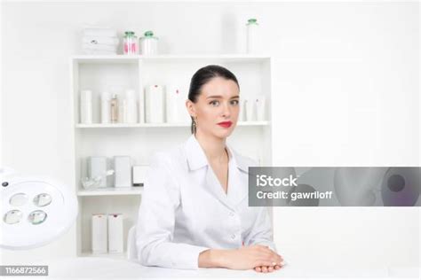 스파 센터에서 직장에서 여자 미용사 의사 젊은 여성 전문 미용사의 초상화 미용 캐비닛 또는 미용실에서 여성 직원 의료 직종 의료