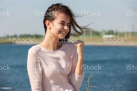 쾌활한 소녀 총 샷 제스처를 만드는 도시 공원에서 여가 시간을 즐기는 캐주얼한 젊은 여성 회전 미소와 카메라에 몸짓 제스처 개념 개념에 대한 스톡 사진 및 기타 이미지