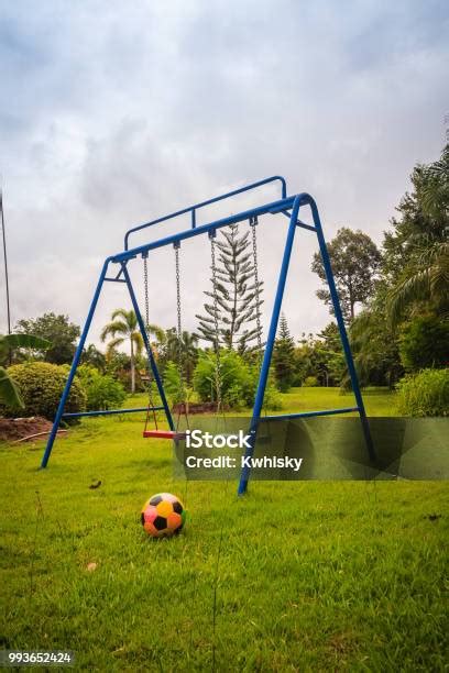 그물 축구 목표와 축구 녹색 잔디 필드 배경에서 아이 들을 위한 뒤뜰 운동장 장비 Championship에 대한 스톡 사진 및 기타 이미지 Championship