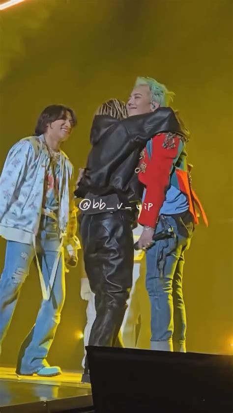 Sweeeeet 나도 모르게 엑스에서 포카 사진을 엄청 저장했네😂 손글씨 편지랑 뽀듕한 맨얼굴의 권지용 포카가 같이 있는 게