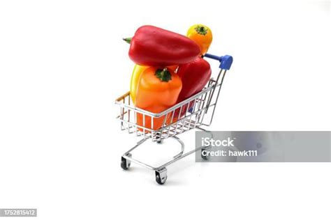 하얀 배경에 격리된 미니어처 쇼핑 카트에 있는 달콤한 고추의 다양한 색상 0명에 대한 스톡 사진 및 기타 이미지 0명 건강한 식생활 날것 Istock