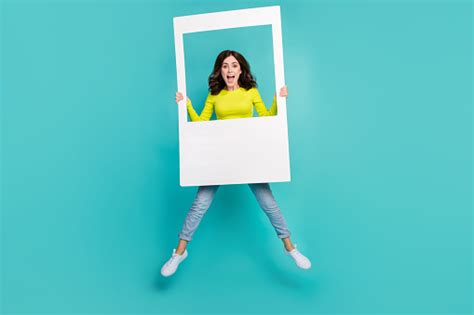 흥분 쾌활한 소녀 점프 팔 들고 종이 앨범 세트 카드의 전체 크기 초상화 에메랄드 색상 배경에 고립 된 20 24세에 대한 스톡 사진 및 기타 이미지 Istock