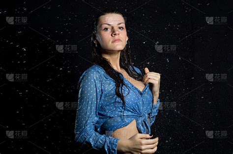 美丽的湿女孩在水中