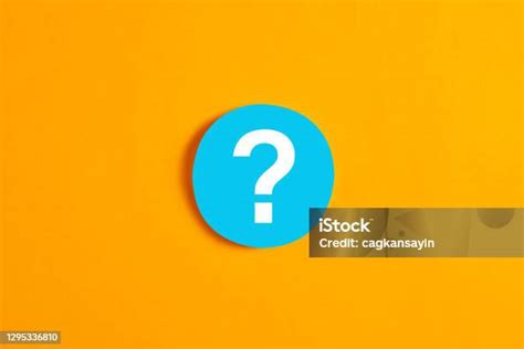 노란색 배경에 파란색 둥근 용지에 물음표 기호가 표시됩니다 물음표에 대한 스톡 사진 및 기타 이미지 물음표 질의응답 표지판 Istock