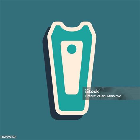 녹색 배경에 격리 된 녹색 네일 커터 아이콘 손톱깎이 긴 그림자 스타일 벡터 가장자리에 대한 스톡 벡터 아트 및 기타 이미지