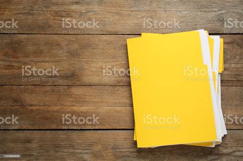 나무 테이블에 문서가있는 노란색 파일 상단보기 텍스트를 위한 공간 Greater Manila Area에 대한 스톡 사진 및 기타 이미지 Greater Manila
