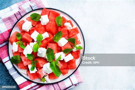 페타 치즈와 신선한 민트 회색 테이블 배경 상단 보기 복사 공간을 곁들인 상쾌한 여름 육즙이 많은 수박 샐러드 건강한 식생활에 대한 스톡 사진 및 기타 이미지 Istock