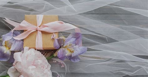 아름다운 모란과 홍채 꽃과 어두운 나무 배경에 부드러운 천에 선물 상자 복사 공간이 있는 상위 보기 해피 어머니의 날 세련 된 인사말 카드입니다 핑크와 화이트 모란