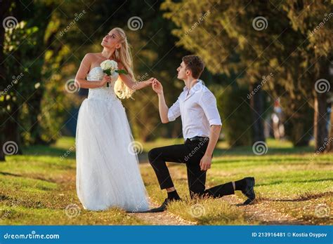 Pareja Joven Se Casa En Parque Veraniego Verde El Tipo Hace Propuesta De Amor A La Chica Imagen