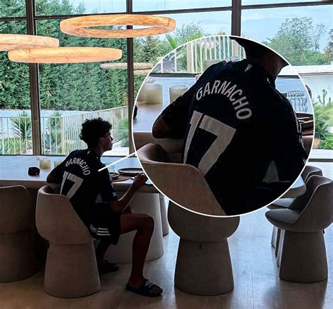 کریستیانو رونالدو جونیور با پیراهن الخاندرو گارناچو عکس طرفداری