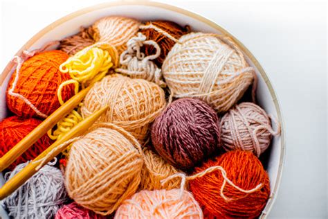 흰색 배경 취미 및 자유 시간 개념에 뜨개질 바늘과 양모의 다채로운 공 뜨개질을 위한 원사 뜨개질하기에 대한 스톡 사진 및 기타 이미지 Istock