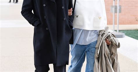 Vincent Cassel Et Sa Femme Tina Kunakey Arrivent à Laéroport