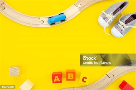 문자 도로 및 자동차와 상단보기 나무 Abc 큐브 텍스트의 공간을 복사합니다 나무 장난감 프레임 모형 교육에 대한 스톡 사진 및 기타 이미지 Istock