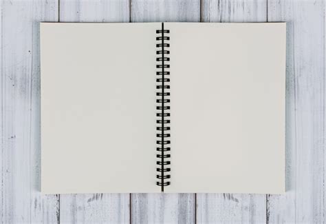 푸른 나무 테이블에 노트북 무료 사진