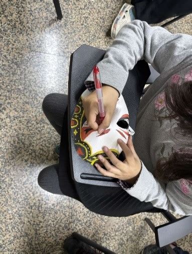 Ертөнц сургууль Ахлах дунд ангийн сурагчдын зохиогдсон Хятад Ши Жүжгийн маск будах тэмцээнд