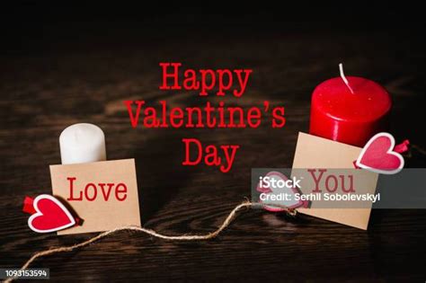 텍스트 해피 발렌타인의 하루입니다 텍스트를 위한 공간입니다 빈 종이 시트 텍스트 메시지에 대 한 참고에 낭만적인 편지를 쓰고 개념이 촛불을 사랑 해요 그래픽 디자인을 위한