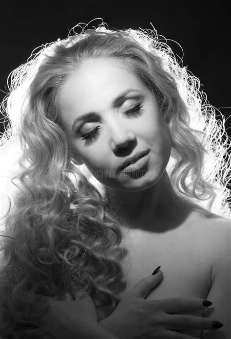 Retrato De Um Louro Semi Nua Em Um Fundo Preto Foto De Stock Imagem