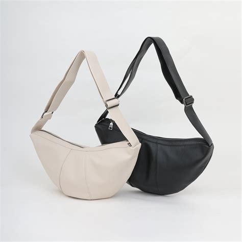 보부상가방크로스백 남여공용데일리백 보부상 크로와상백 2컬러 크로스백보부상 캐주얼 여성가방 남성가방 반달 호보 숄더 라운드 심플 베이직 대학생가방 직장인가방 에이블리