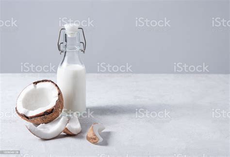 흰색 대리석 테이블에 반 코코넛이 있는 유리 비건 우유 병 전면 보기 및 복사 공간 0명에 대한 스톡 사진 및 기타 이미지 0명 갈색 건강한 식생활 Istock