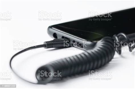 흰색 배경에 격리 된 Usb 자동차 충전기 공간을 복사합니다 무선 기술에 대한 스톡 사진 및 기타 이미지 무선 기술 0명