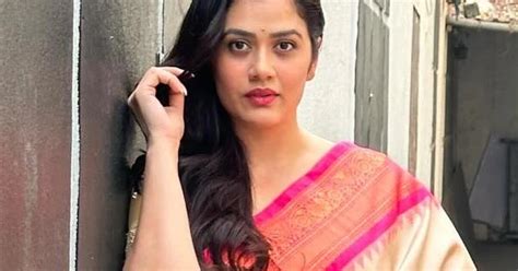 Taare Zameen Par Film Actress Girija Oaks Romantic Hot Scene