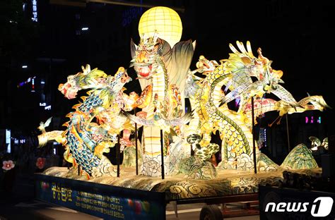 울산 태화강 연등축제에 등장한 공용탑등