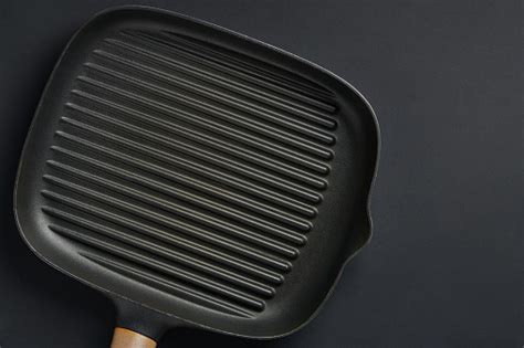 검은 색 테이블 배경에 사각형 빈 프라이팬 고기 나 야채를 굽기위한 철판 기구 텍스트에 대한 복사 공간이 있는 상단 보기입니다 0명에 대한 스톡 사진 및 기타 이미지