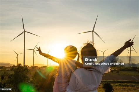 풍력 터빈은 대체 전기 원 지속 가능한 자원의 개념 풍력 발전기 터빈 재생 에너지와 지역 사회의 사람들 지속 가능한 생활 양식에 대한 스톡 사진 및 기타 이미지 Istock