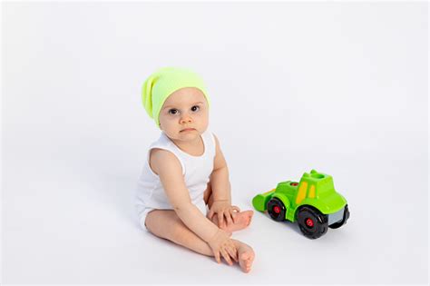 흰색 고립된 배경에 흰색 바디수트를 입은 귀여운 소년 타자기를 가지고 노는 아이들 아이들의 초기 발달 장난감 중 8개월 아기 텍스트를 위한 공간 남자 아기에 대한 스톡 사진