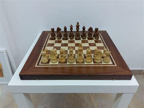 Шах с кутия от махагон и дървени фигури Gorgoni