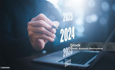 새로운 계획의 변화 사업가는 2024년 숫자에 손을 대고 새해 개념 디지털 트렌드 산업 및 비즈니스 동향 전략 투자 사업 계획 및 새해 복 많이 받으세요 12월 31일에