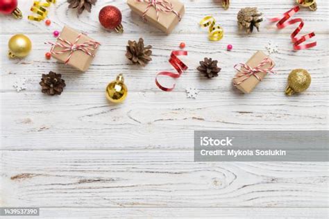 새해 구성 소나무 콘과 크리스마스 장식 배경 복사 공간이 있는 상단 보기 0명에 대한 스톡 사진 및 기타 이미지 0명 12월 개념 Istock