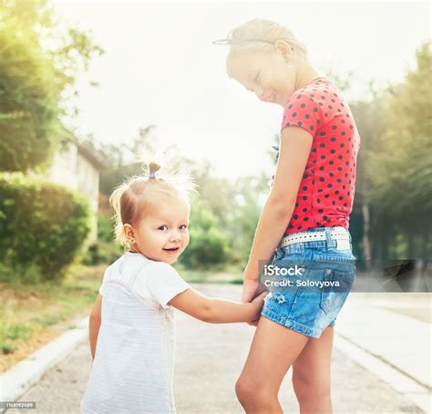 여름 도시 공원에서 함께 걷는 두 명의 작은 자매 가족 가치 개념 사진입니다 가족에 대한 스톡 사진 및 기타 이미지 가족 걷기 계절 Istock