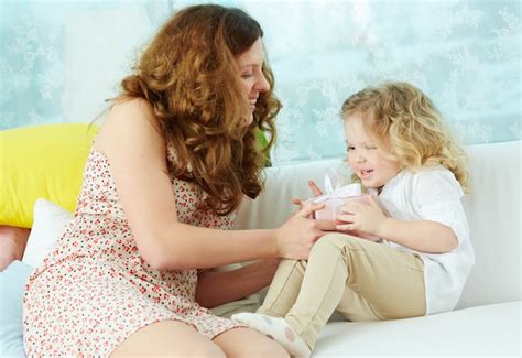 Frau Lachend Mit Ihrer Kleinen Tochter Kostenlose Foto