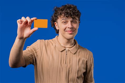 폴로에서 성공한 남자는 파란색 스튜디오 배경에 무제한 금 신용 카드를 보여줍니다 학생 돈 개념 25 29세에 대한 스톡 사진 및 기타 이미지 Istock