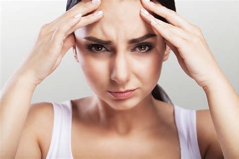 건강 그리고 고통입니다 긴장의 심한 두통을 앓고 피곤 지친 젊은 여자 주요 편두통 압력 및 긴장의 느낌에서에서 고통을 아름 다운 아픈 여자의 초상화 머리에 대한 스톡 사진