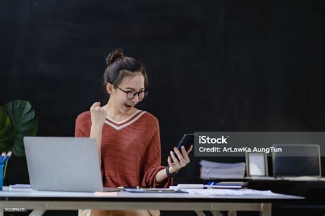 스마트 폰을 사용하여 고객과 이야기하고 차트 보고서 문서 예산 계획 재무 회계 랩톱 분석에서 예산 회사 비용 및 수입을 계산하는 아시아 사업가 개선에 대한 스톡 사진 및