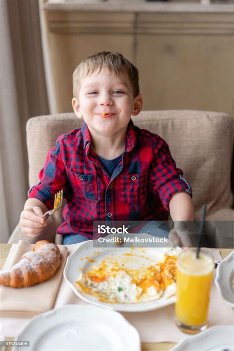 아침 식사를 하는 재미 있고 행복한 소년 카페의 창문 근처에서 가벼운 브런치 크루아상 오믈렛 오렌지 주스 다양한 요리가 테이블 위에 놓인 카페 가족에 대한 스톡 사진 및