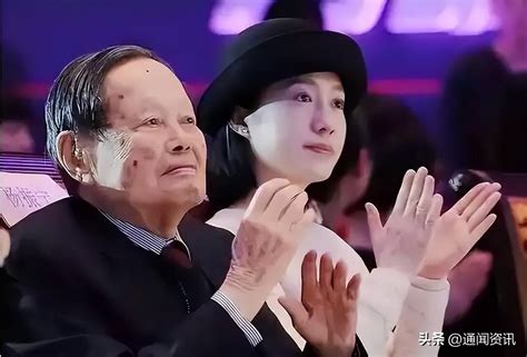 杨振宁与妻子合照爆火，102岁仍笑容满面，翁帆胖出 幸福感”！生活争议杜致礼