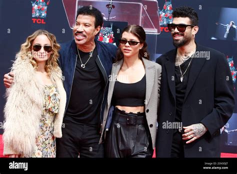 Nicole Richie L R Lionel Richie Sofia Richie And Miles Richie Pose At Lionel Richie S Hand
