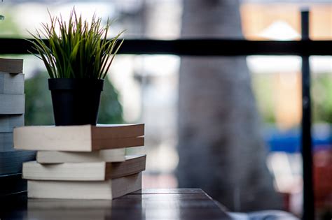 책을 많이 책상에 배치 하 고 공부 지식 교육을 위한 아름 다운 색상 이미지 0명에 대한 스톡 사진 및 기타 이미지 0명