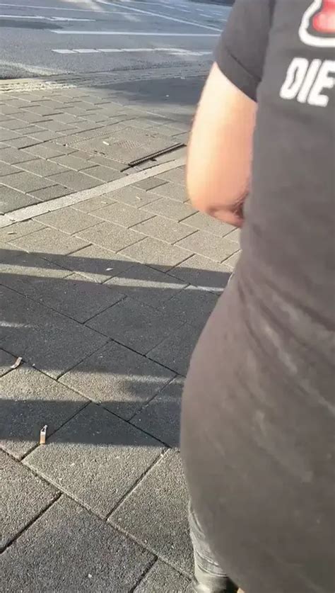 Whats She Doin Scrolller