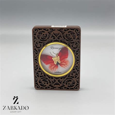 پلاک طلا طرح پروانه قرمز خط دار کد P17402