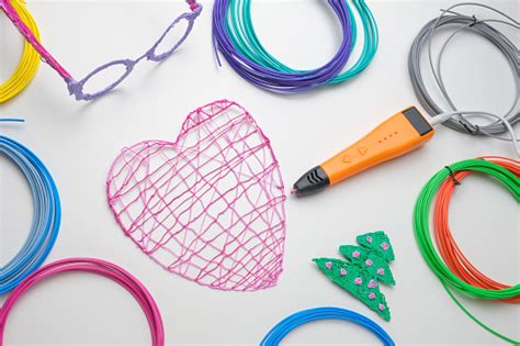 3d 펜 컬러 플라스틱 와이어 필라멘트로 인쇄 크리스마스 3 3d 펜으로 하트 모양 그리기를 만드는 어린이 삽화 로봇 공학 스팀 스템 교육 현대 기술 집에서 공부하기 0명에