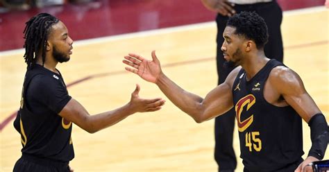 Donovan Mitchell Roasts Darius Garland Asking Him To Make His Free Throws In Close Cavaliers