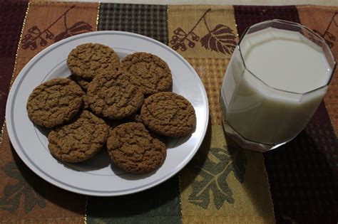 호박 스파이스 쿠키 및 잎이 많은 설계 테이블 매트에 우유의 클로즈업 0명에 대한 스톡 사진 및 기타 이미지 0명 10월 문화 Istock